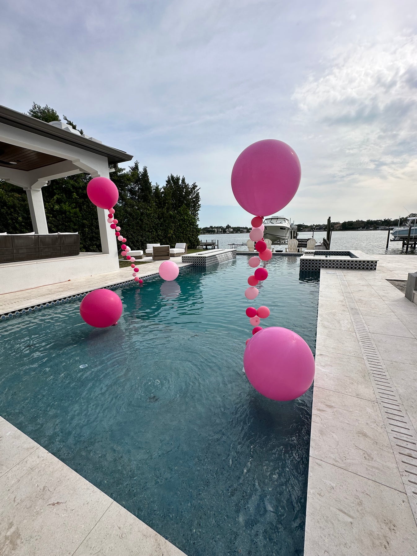 Cascade Latex | Balloon Arrangement Delivery – Balloonbouquett